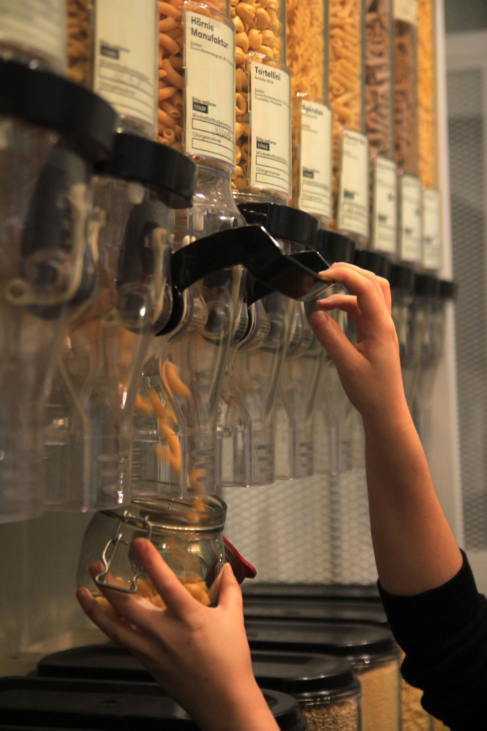 A Berlin supermarket with no packaging - Design Week