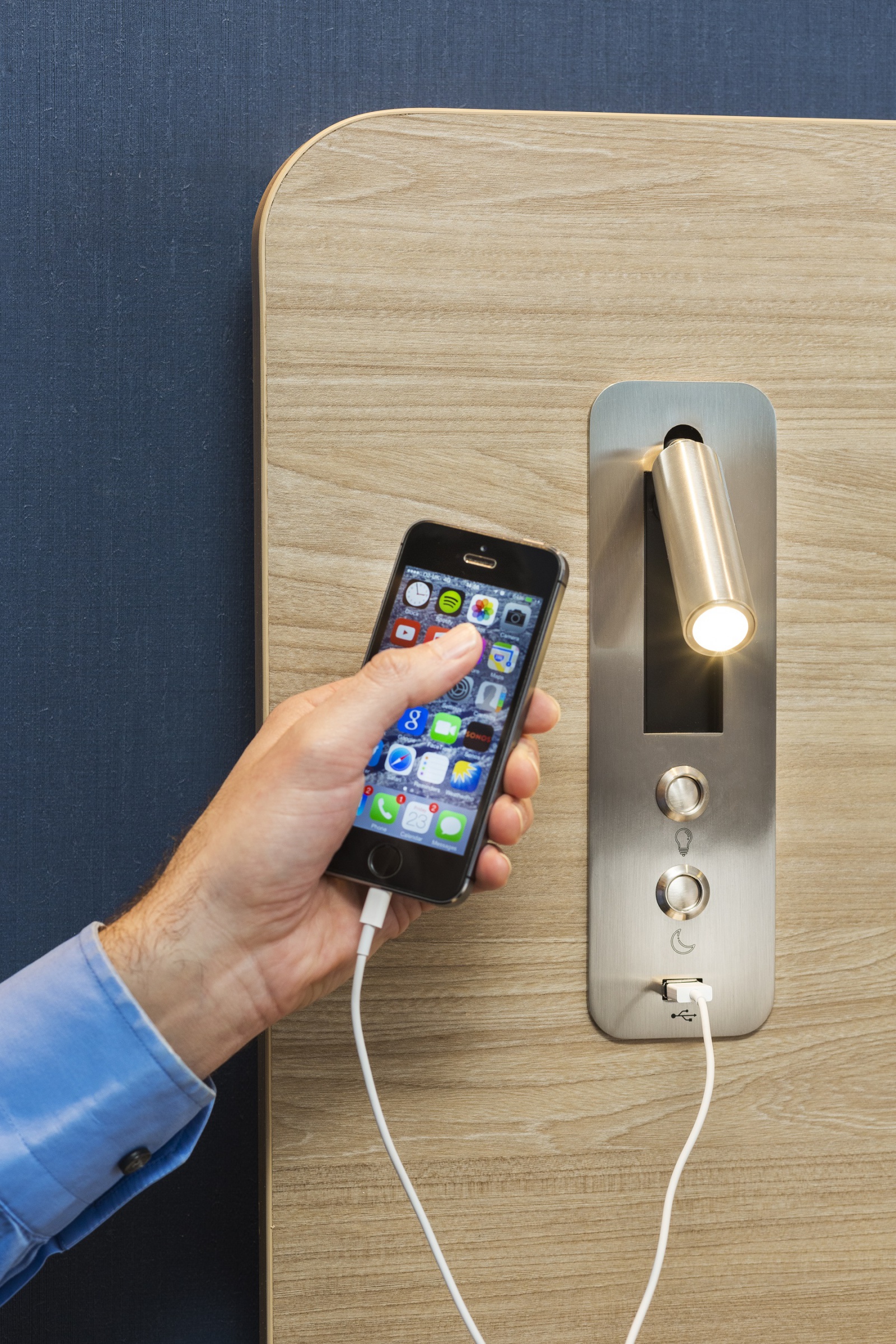 Holiday Inn Express unveils “smart technology” interiors - Design Week