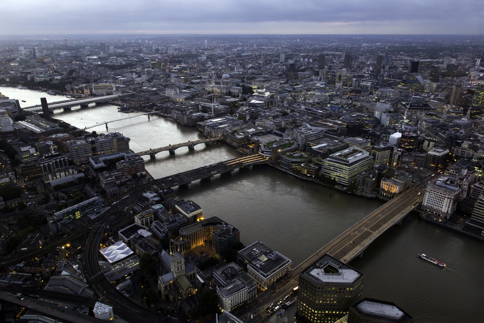 Designers sought for permanent £20 million Thames light installation ...